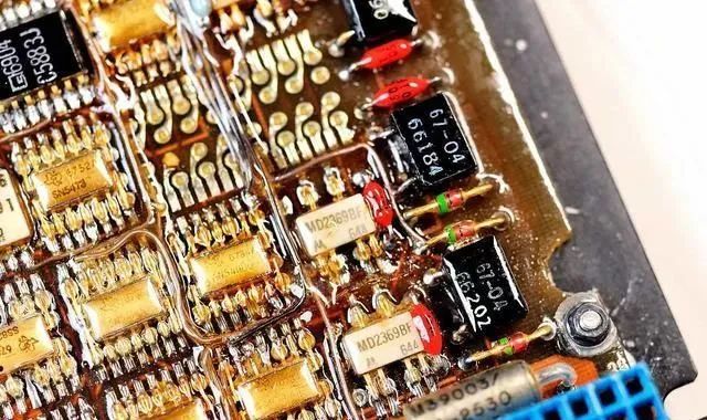 硬核拆解！1968年的美国军用计算机（附高清图）-电子工程专辑