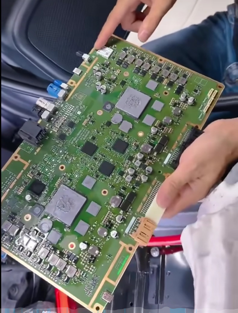 小米SU7智能驾驶和智能座舱控制器拆解曝光-电子工程专辑