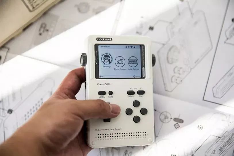 这款复古开源掌机，组装起了万千极客的童年-电子工程专辑