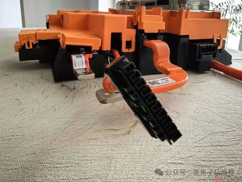 拆解小米SU7动力电池BMS-电子工程专辑