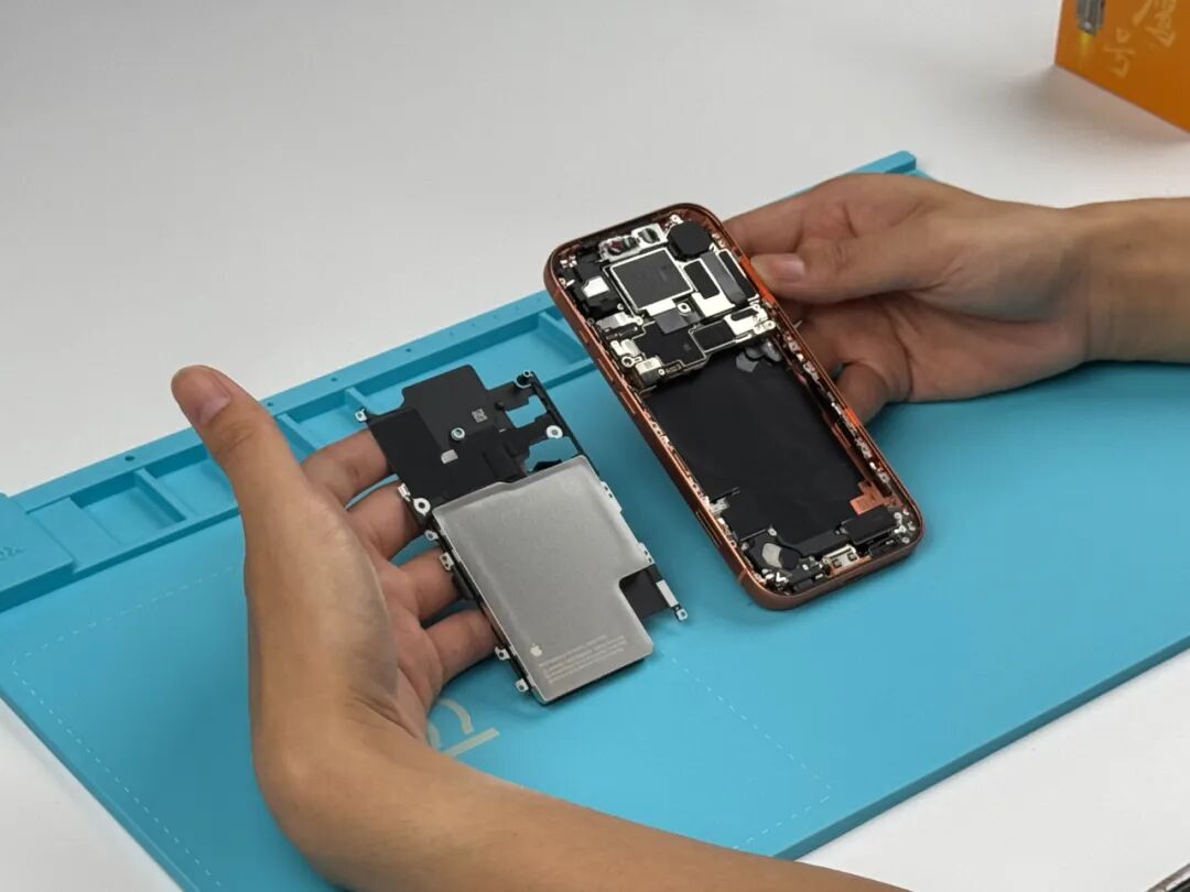 iPhone17 大拆解，欣赏下苹果顶级PCB及硬件设计！-电子工程专辑