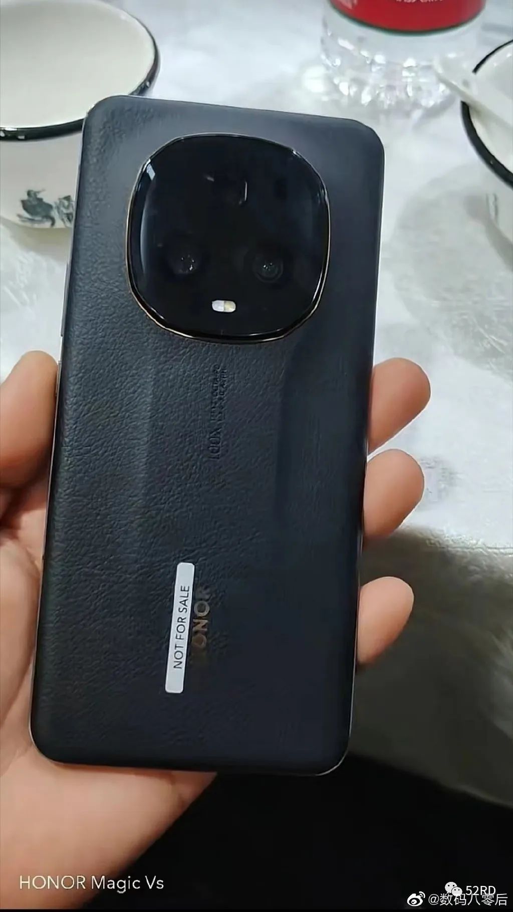 荣耀Magic5至臻版手机真机曝光-电子工程专辑