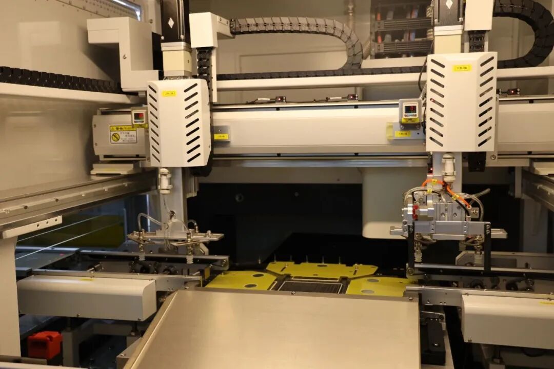 CPCA SHOW Plus 现场直击：一台让人眼前一亮的自动高精密PCB成型机，外形精度±0.008mm！-电子工程专辑